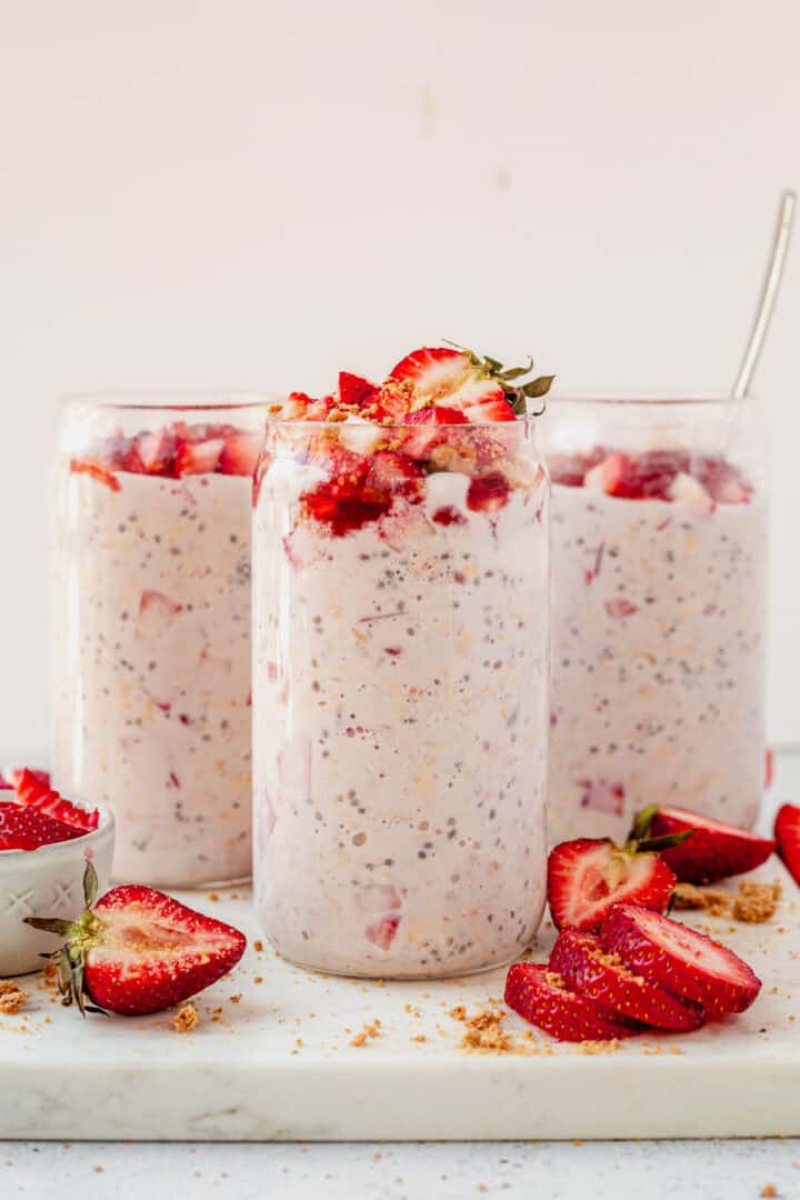 Healthy Strawberry Cheesecake Overnight Oats (with Protein)
