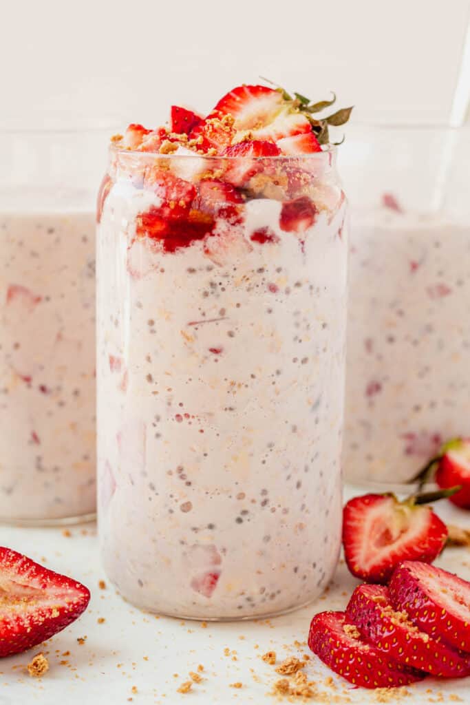 Healthy Strawberry Cheesecake Overnight Oats (with Protein)